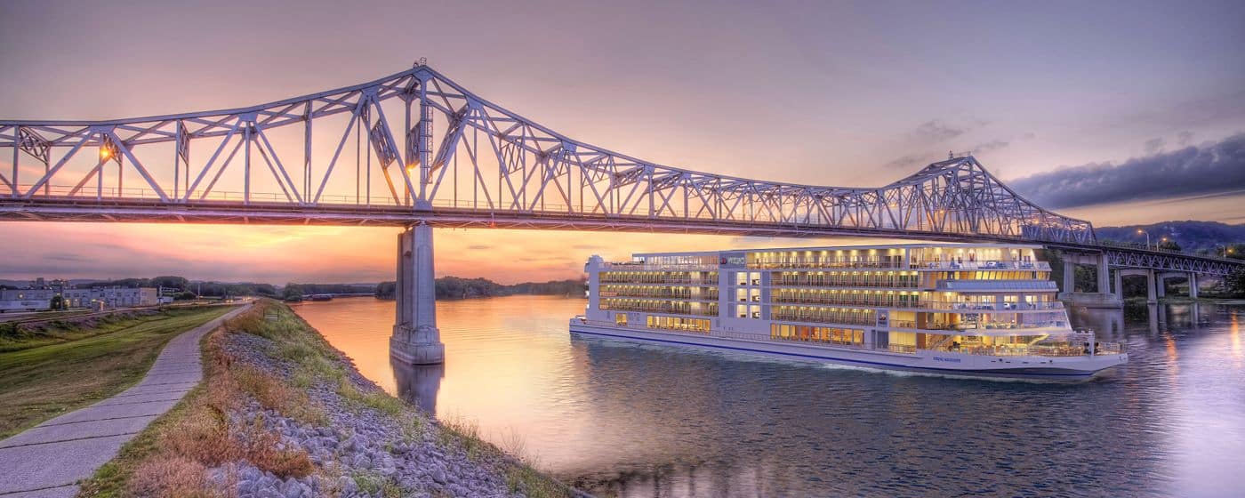 Largest-ever cruise ship to sail the Mississippi River celebrated in ...