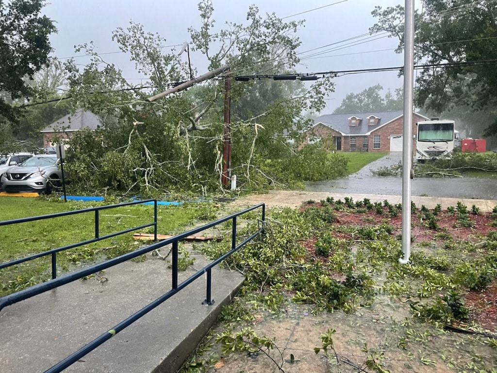 Tornado hits Moss Point, 8 trapped inside bank safely evacuated ... Tornado hits Moss Point, 8 trapped inside bank safely evacuated ...